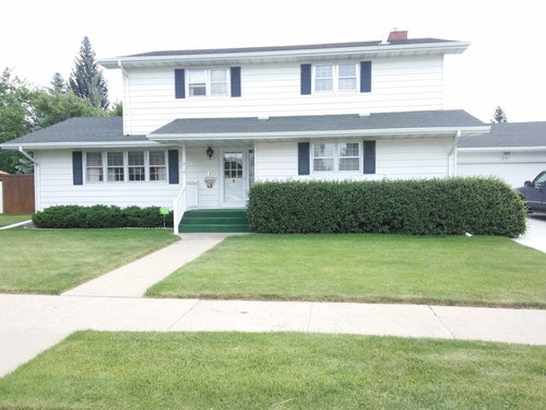 1960s Colonial Revival Home TH_1960colonialhouse | The Huntingtonian