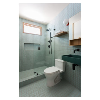West View Mid Century Modern Blue Bathroom - Retro - Badrum - Los ...