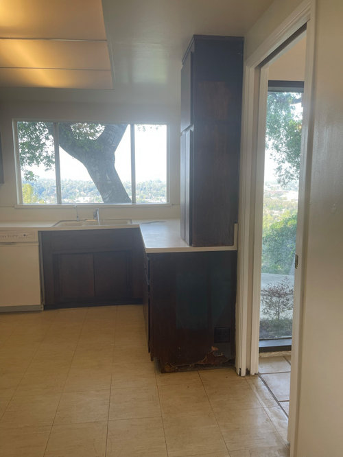 Kitchen sink not centered in large window in corner of L-shape - ok ...