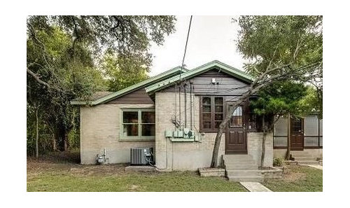 window trim for beige brick midcentury house