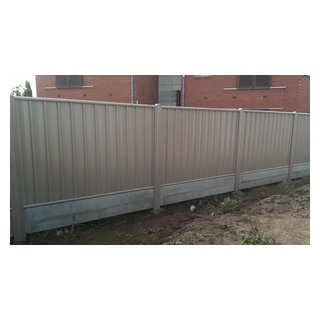 Neetascreen fence with intermediate posts and heavy duty concrete ...