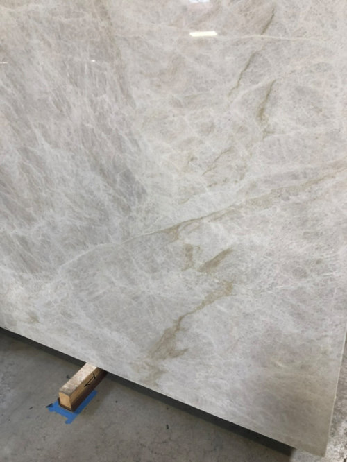 Light Perla Venata bathroom counters with what color flooring tiles?