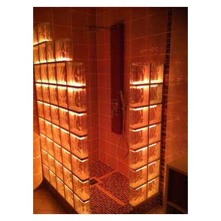 cabine de douche en briques de verre avec un éclairage par LED ...