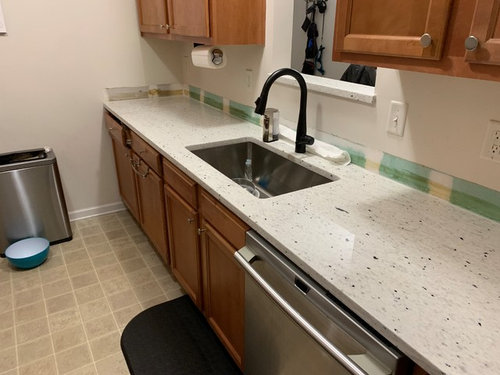 White subtile entire kitchen