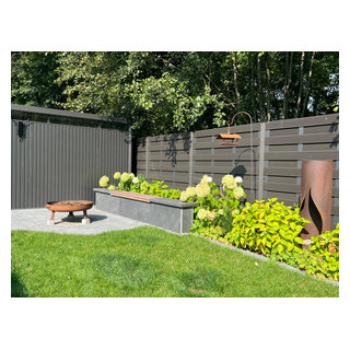 Moderner Garten mit Naturpool und Holzdeck - Contemporary - Landscape ...
