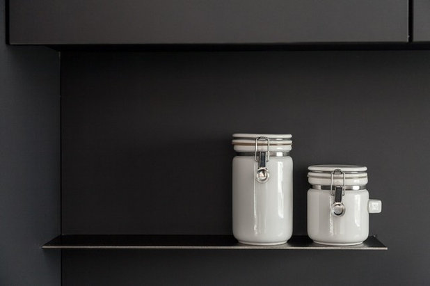 Schwarz-Weiß-Denken: Eine kontrastreiche Wohnküche in München