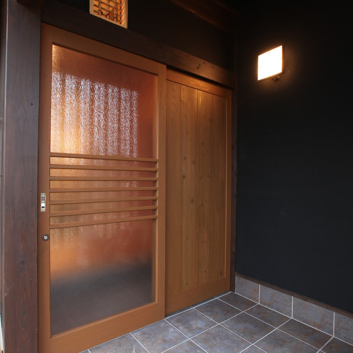 和風のおしゃれな玄関ドアの画像 75選 - 2025年9月 | Houzz (ハウズ)