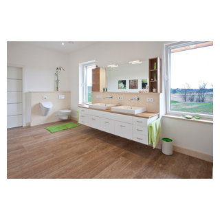 Bad Collage aus Cleopatra Creme, Travertin Noche und Forest Brown ...