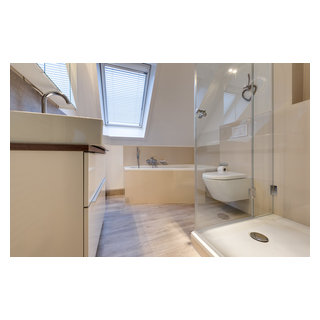 Bad in einer Dachschräge mit Eckbadewanne und Dusche - Contemporain ...
