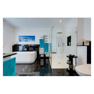 Großes Bad mit Badwanne, großer Dusche und zwei Waschtischen ...