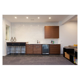 Bar & Snack Center - Modern - Basement - Chicago - by Meyer Design | Houzz