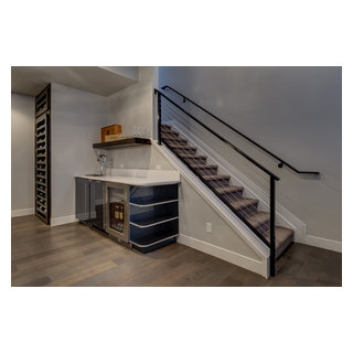 Basement Stairs and Walk-up Bar - Clásico renovado - Sótano - Dénver ...