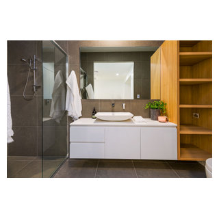 Absolute Resort style living in Hope Island - Contemporary - Bathroom ...