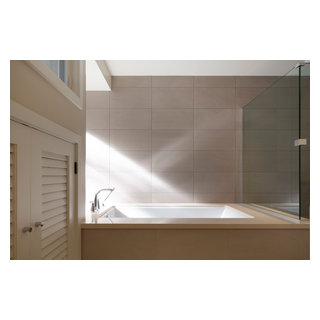 Black Point Villa - Master Bathtub - Beach Style - Bathroom - Hawaii ...