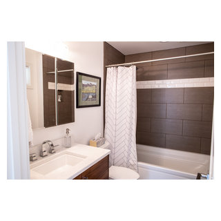 Cascade Container Home - モダン - 浴室 - シアトル - One-Way Construction NW ...