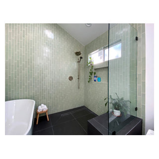 Cool Green Bathroom Tiles in Vertical Offset - Moderne - Salle de Bain ...