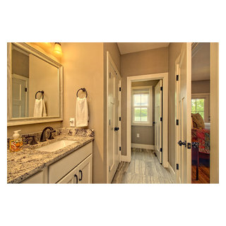 Craftsman Lake Home on Lori Loop - Montagne - Salle de Bain - Atlanta ...