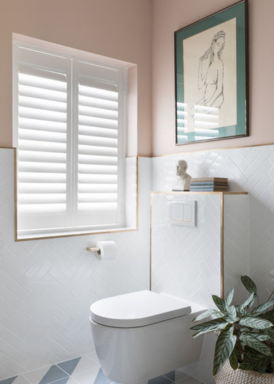 Room Tour: Simple Hues and Pattern are Key in this Airy Bathroom | Houzz UK
