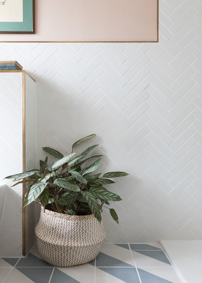 Room Tour: Simple Hues and Pattern are Key in this Airy Bathroom | Houzz UK