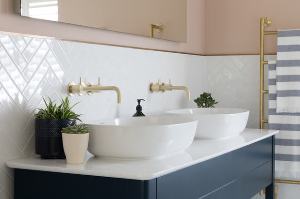 Room Tour: Simple Hues and Pattern are Key in this Airy Bathroom | Houzz UK