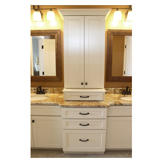Jack and Jill Bathroom with Waypoint White Vanity - Clásico - Cuarto de ...