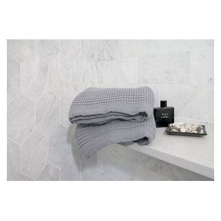 Master Bathroom in Carrara Marble: Floating Shower Bench - Rétro ...