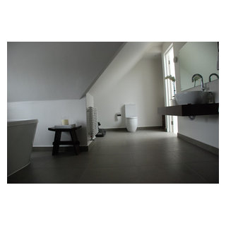 Minimal and Oriental Ensuite in Eaves - Contemporain - Salle de Bain ...