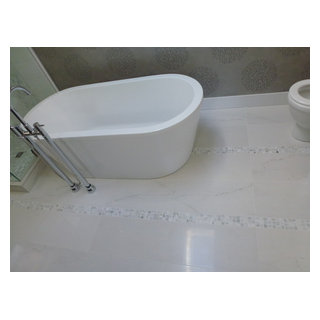 Porcelain and mosaic. - Minimalistisch - Badezimmer - Vancouver - von ...
