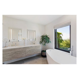 Floating and free-standing tub in the primary bathroom - Modern ...