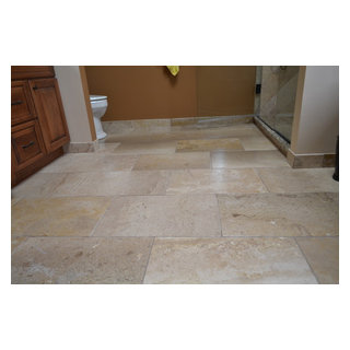 Travertine tile baseboard - Clásico - Cuarto de baño - St Louis - de ...