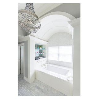 Tub alcove and water closet room - Classique - Salle de Bain - New York ...