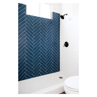 White and Blue Bathroom Freshen Up - Classique Chic - Salle de Bain ...