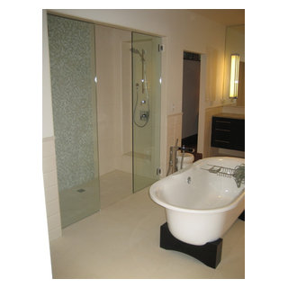 White limestone,glass mosaic walk in shower - Stanza da Bagno - Denver ...