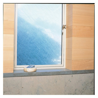 Window with wrap-around wall paneling - Traditional - Bathroom - San ...