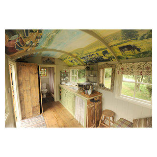 b & B shepherd huts - Farmhouse - Bedroom - Sussex - by Roundhill ...