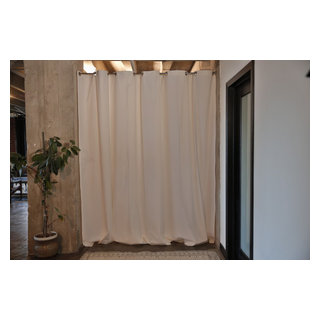 White Tension Rod Room Divider Kit - Moderne - Chambre - Chicago - par ...