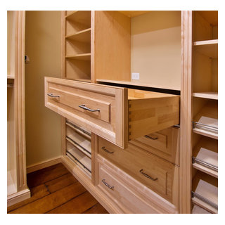 Maple his and her walk in closets - Classique - Armoire et Dressing ...