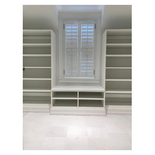 Simple Stately White Master Window Seat - Classique - Armoire et ...
