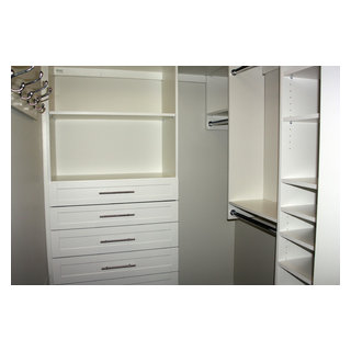Small Space Walk-in Closet - Contemporain - Armoire et Dressing ...