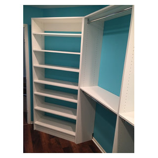 Turquoise walk-in closet - Bord de Mer - Armoire et Dressing - Autres ...