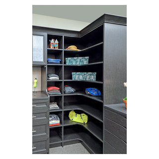 Walk-In Closet With Custom L-Shaped Shelving - Modern - Ankleidezimmer ...