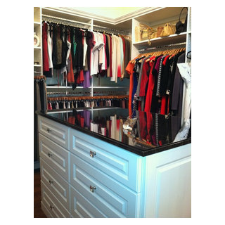 Walk-in closet with island - Moderne - Armoire et Dressing - Boston ...