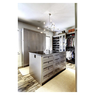 Walk-In Closet With Large Center Island - Classique Chic - Armoire et ...