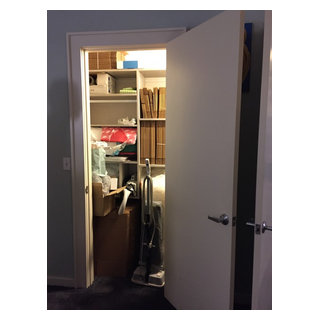 Wide reach-in closet, separate doors - Modern - Ankleidezimmer - New ...