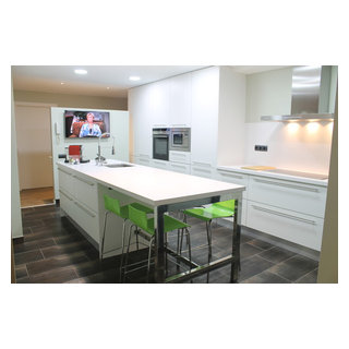Cocina en blanco con isla - Contemporary - Kitchen - Barcelona - by ...