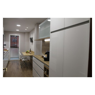 Cocina en blanco con toque de madera - Modern - Kitchen - Barcelona ...