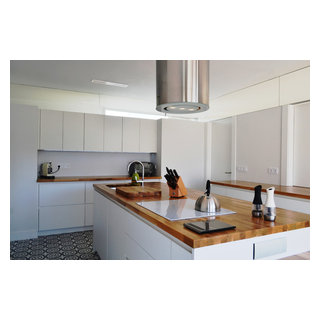 ENCIMERA LACADO CON ENCIMERA ROBLE NATURAL - Contemporary - Kitchen ...