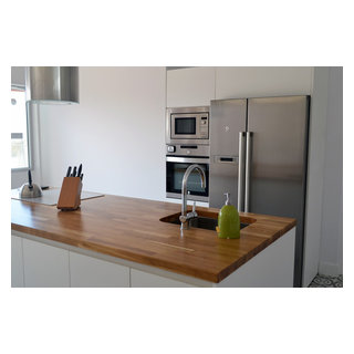 ENCIMERA LACADO CON ENCIMERA ROBLE NATURAL - Contemporary - Kitchen ...