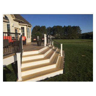 Cascading steps connect the deck to the yard beautifully. - Classique ...