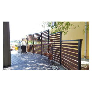 Waterfront Deck Living - Custom Privacy Screeninghangi - Beach Style ...